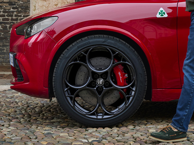 Alfa Romeo Stelvio Quadrifoglio | Features | Alfa Romeo